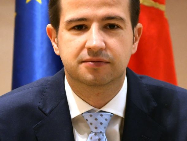 »Nesprejemljivo je, da predsedniku dopustimo, da na takšen način da ...